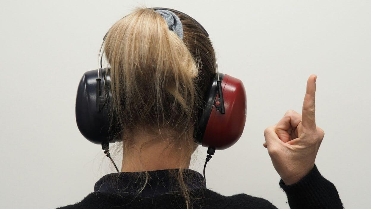 Experiencing Hearing Loss? An Intro Guide to Help - When Women Inspire